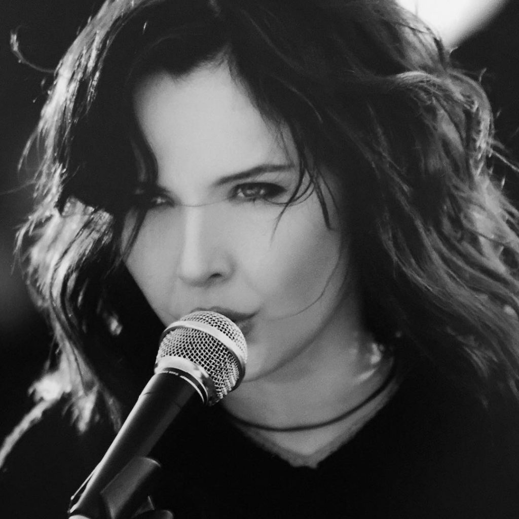 دانلود تمامی آلبوم ها و آهنگ ها به صورت یکجا برای کاربران وی ای پی